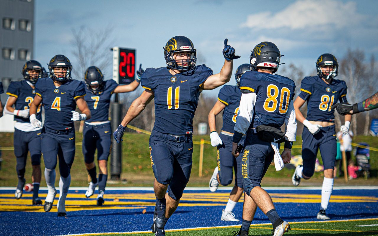5 joueurs du Notre-Dame Football reçoivent des offres des universités ...