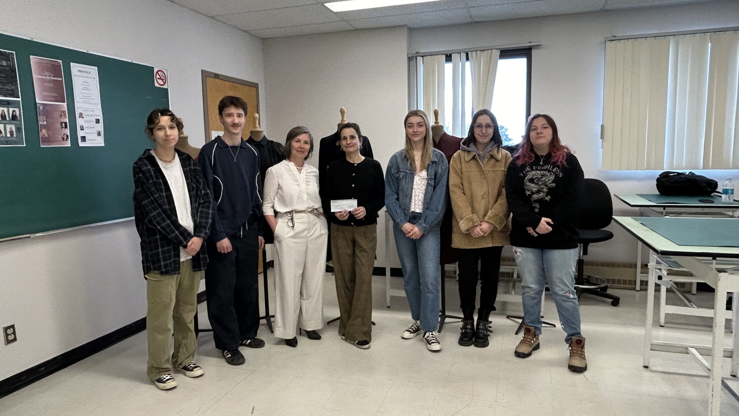 Un groupe d'étudiants en Design de mode reçoivent une bourse remise par ...